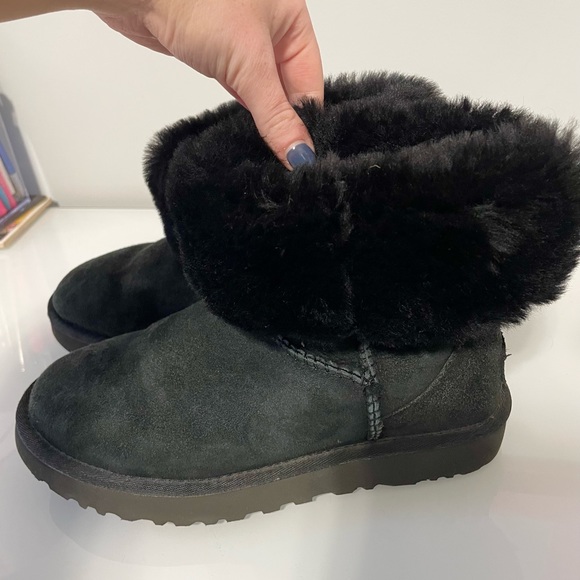 UGG | Shoes | Short Black Uggs | Poshmark